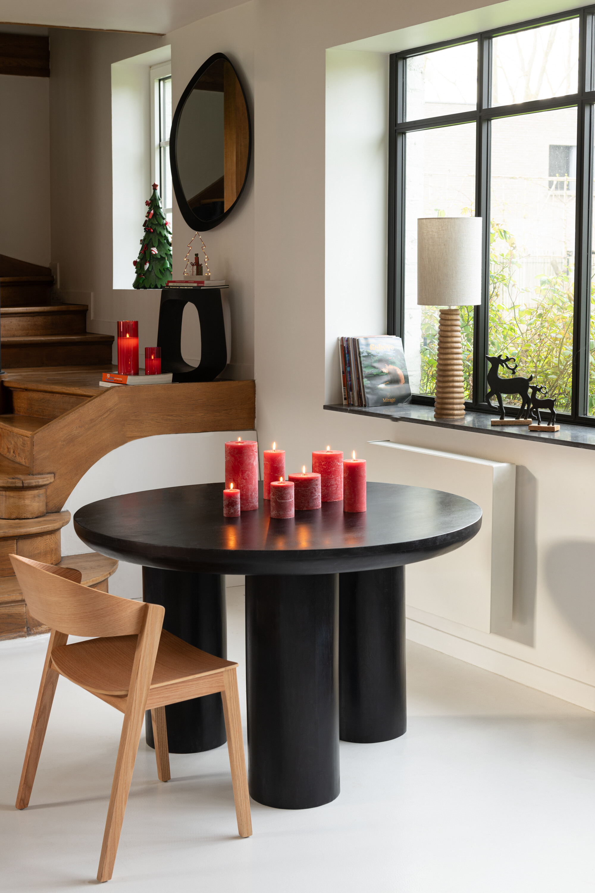 Black round dining tables J-Line best buy @ LIVING-shop.eu