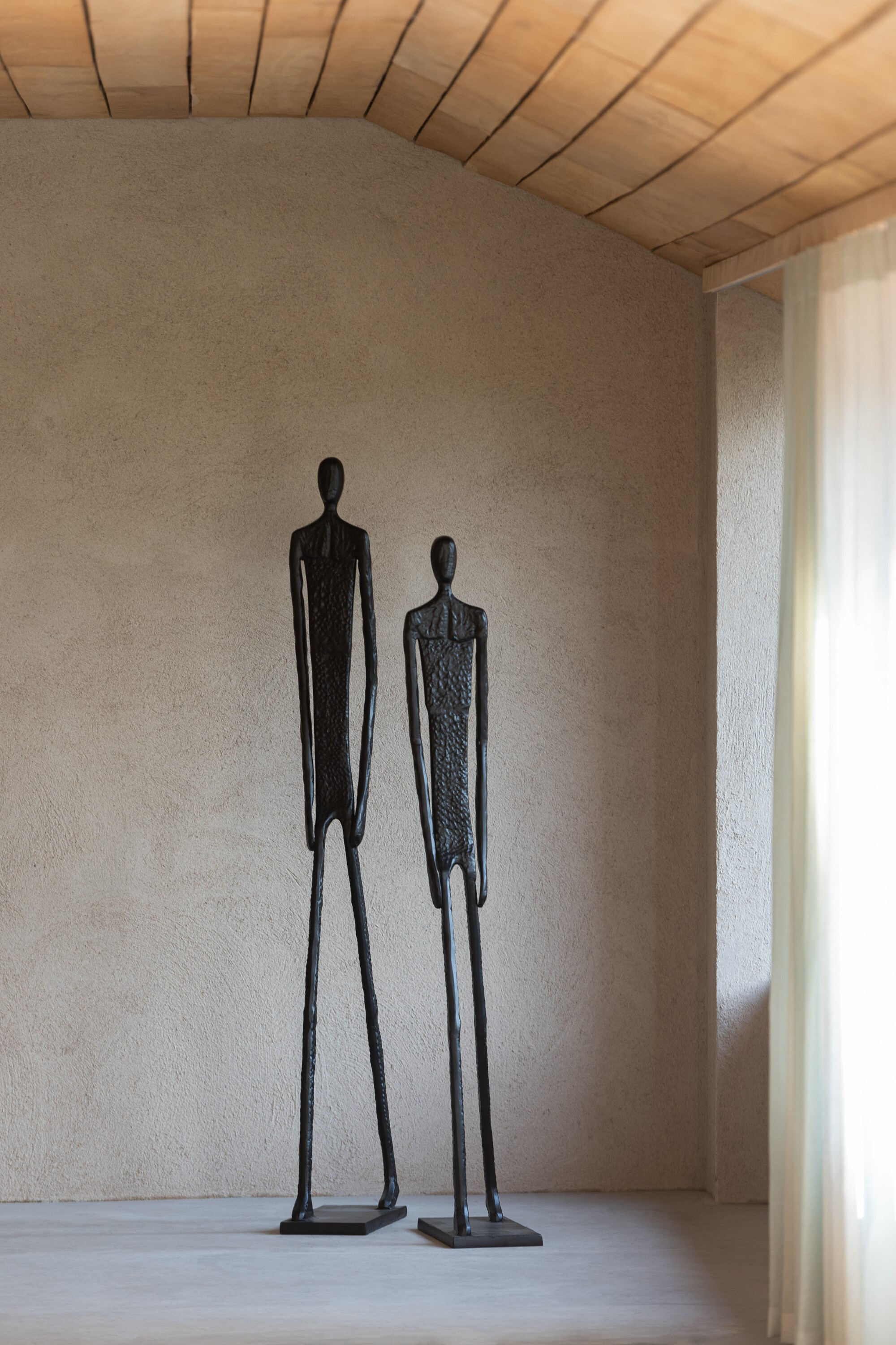Garden statues 2 figures walking alu black J-Line @ LIVING-shop.eu