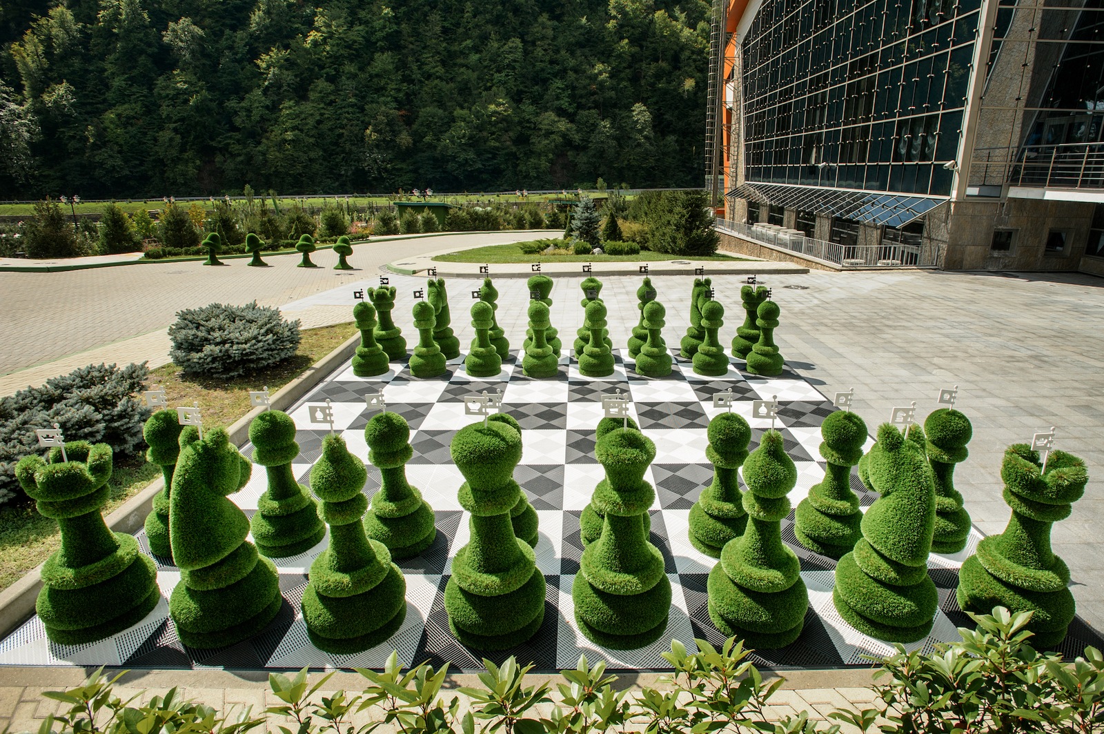 Artificial grass Chess pieces garden sculptures online @ LIVING-shop.eu ...