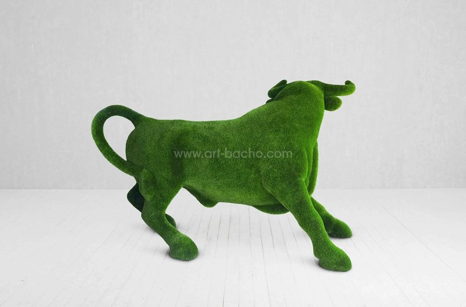 Artificial grass bull corrida Topiary garden statues artificial grass ...