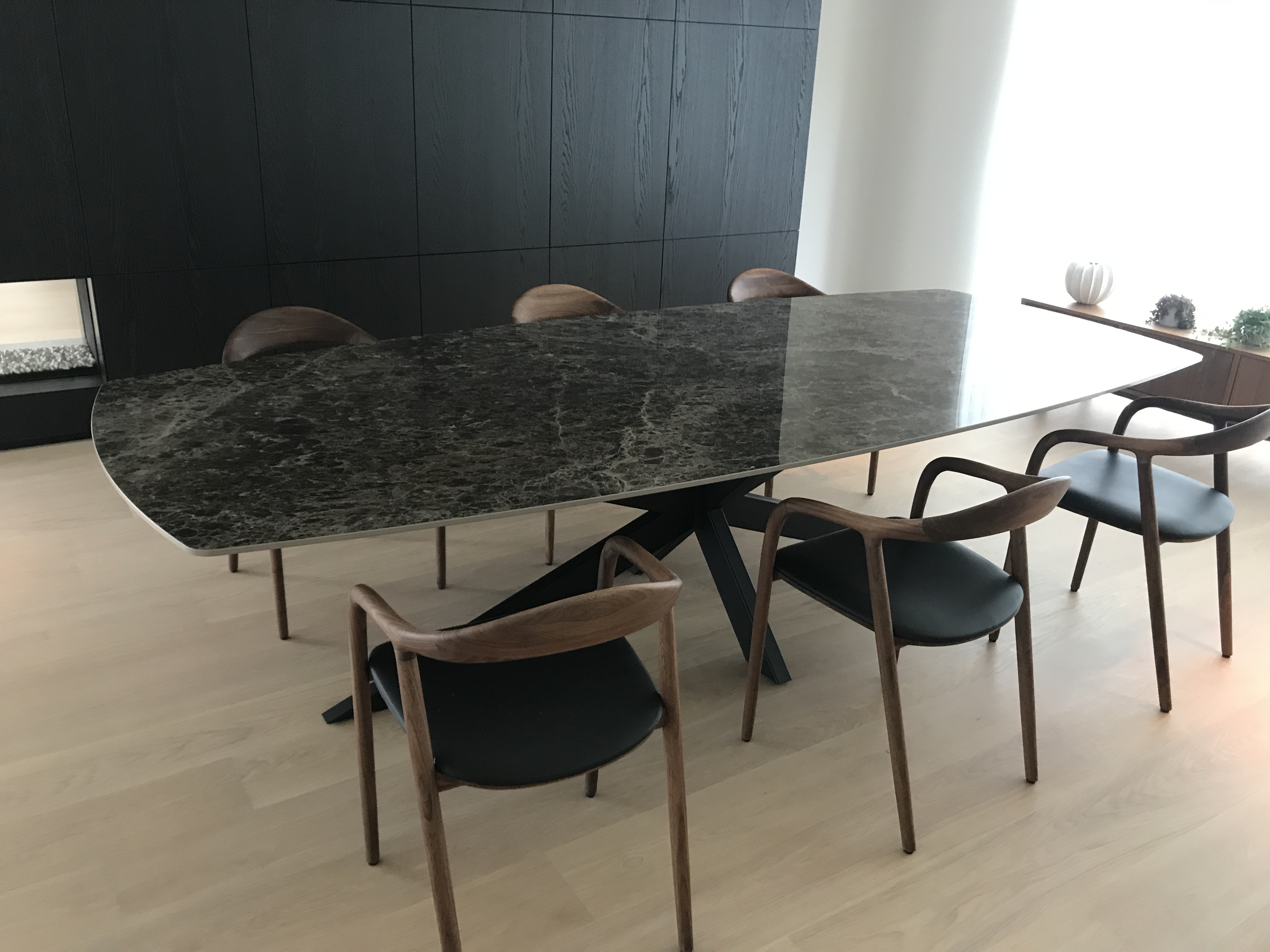 Zwarte Joli imitatie marmer tafels online kopen | LIVING-shop, stijlvol ...